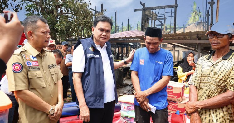 Pasca Kebakaran, Bupati Barru Sambangi Korban dan Berikan Semangat ...